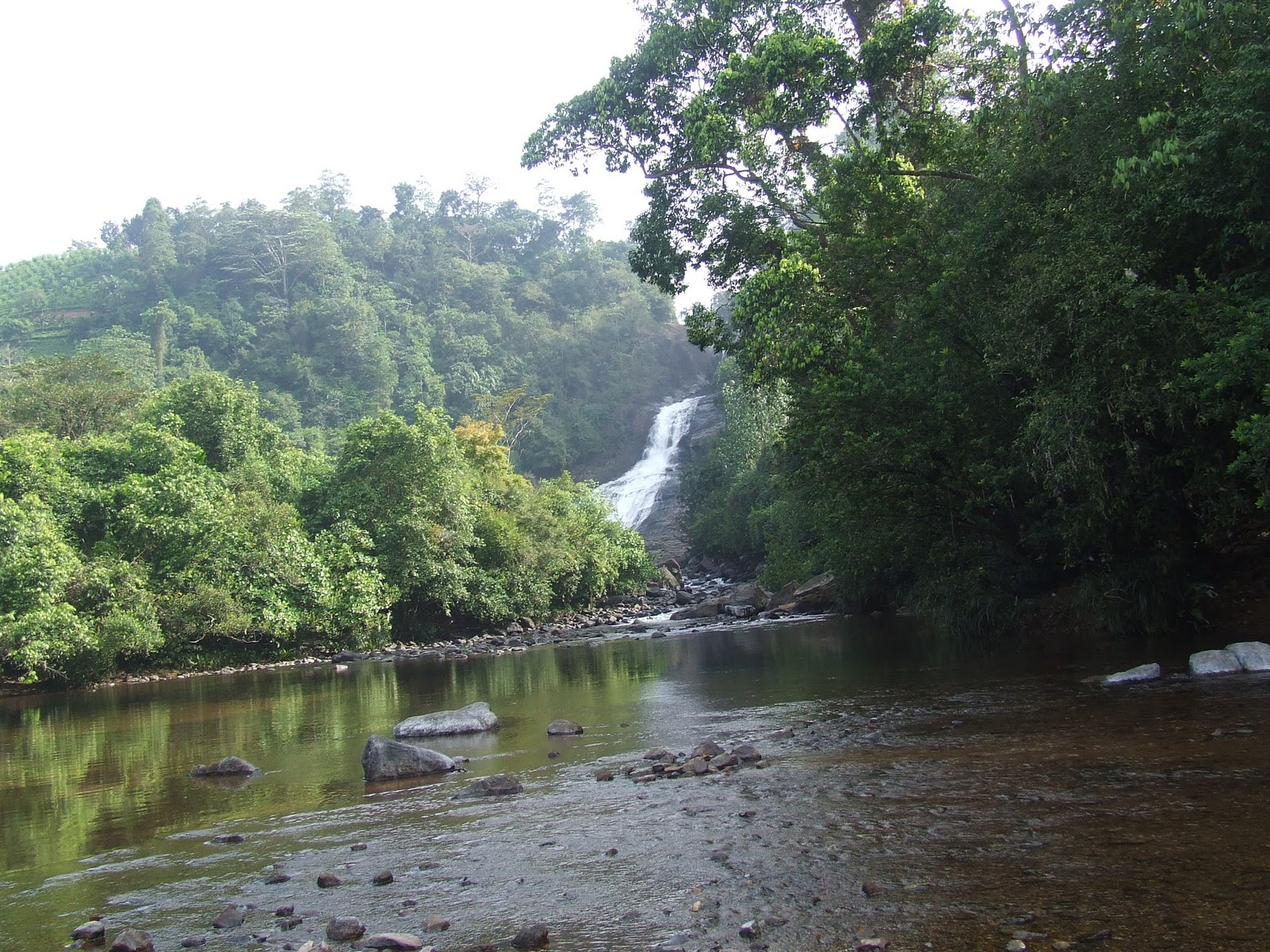 Images of Sri Lanka on blogspot.com: Two views of 'Bopath Ella ...