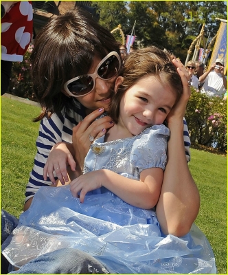 LOvelysuri cruise: Suri Cruise Is A Playful Little Princess