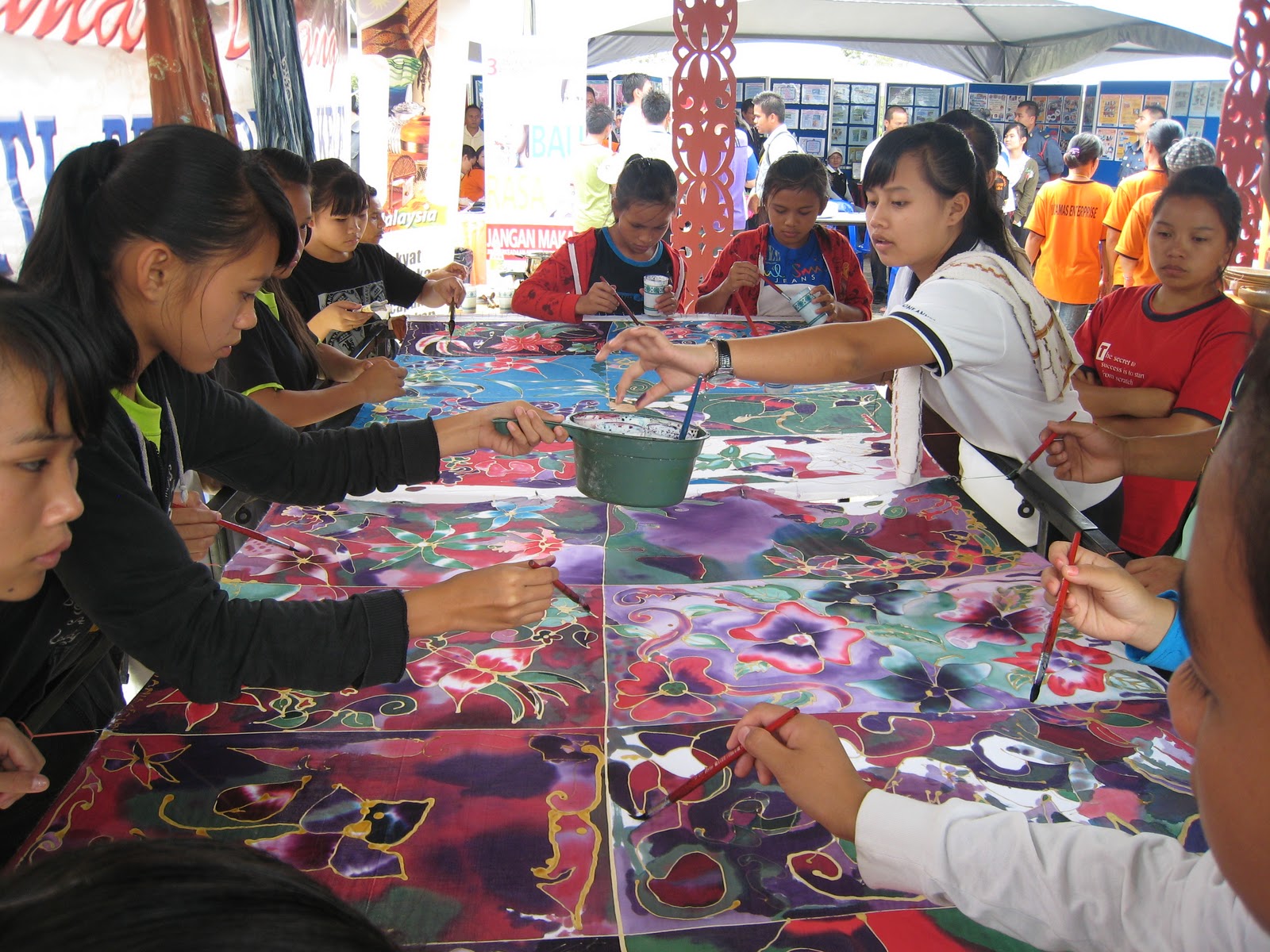 Budaya Kraf: AKTIVITI KRAF MENARIK MINAT MASYARAKAT DAERAH KENINGAU