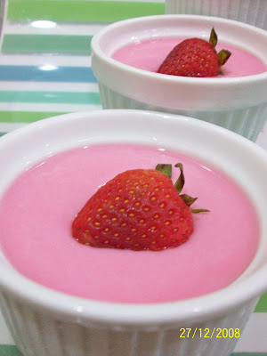 Aku, Isteri, Ibu, Anak dan Kawan: DADIH STRAWBERRY