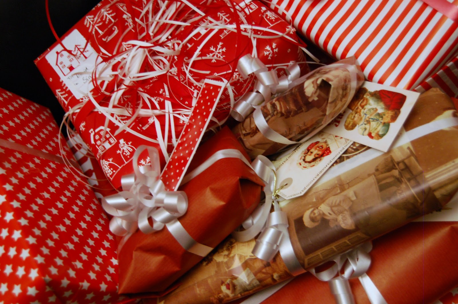 Strikk og tøys: Viser fram spiselige gaver, de ullne gavene er pakket inn