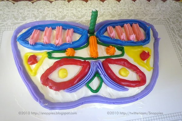 Snoppies Attack: Paranornal Food Pic of the Day™: Is that a Mothman Cake?