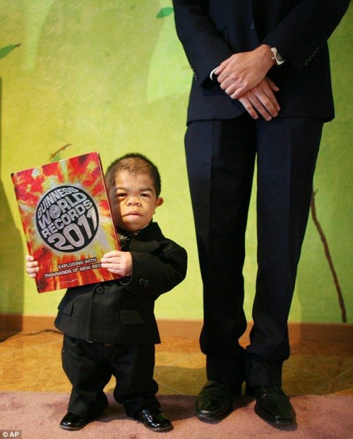 Welcome to FunnyDust: World's Smallest man (5 Photos)
