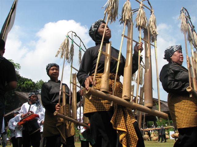 BEAUTIFUL ISLAND: Angklung, Indonesian Traditional Music Instruments