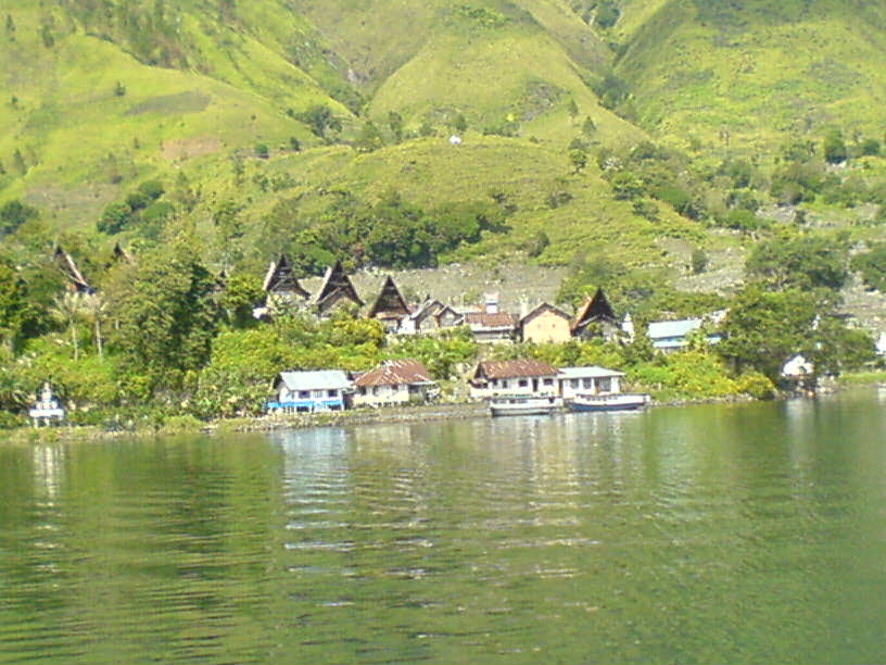 BEAUTIFUL ISLAND: lake toba