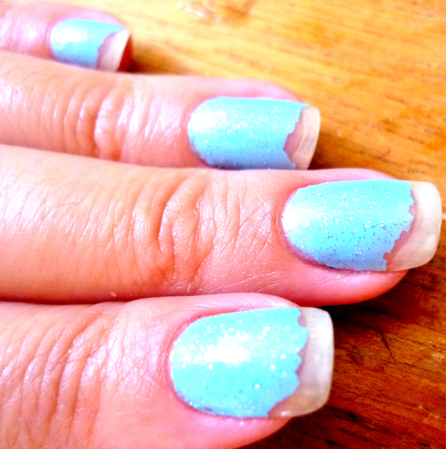 "Sarayu": Unhas descascadas reaparecem como tendência