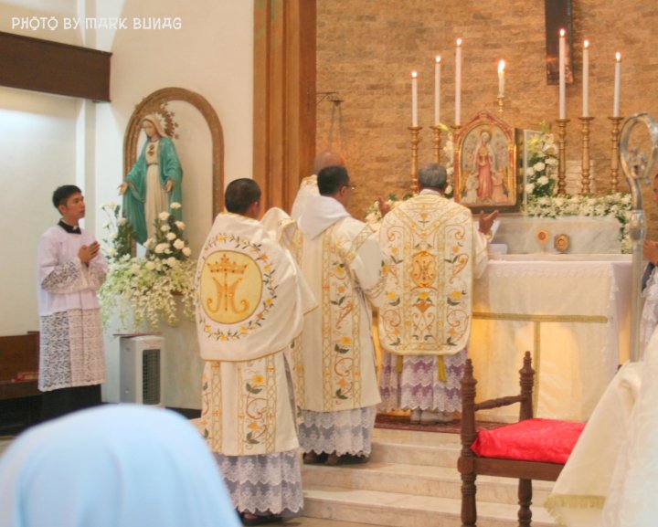 RORATE CÆLI: First Solemn Pontifical Mass by a ruling Filipino bishop ...