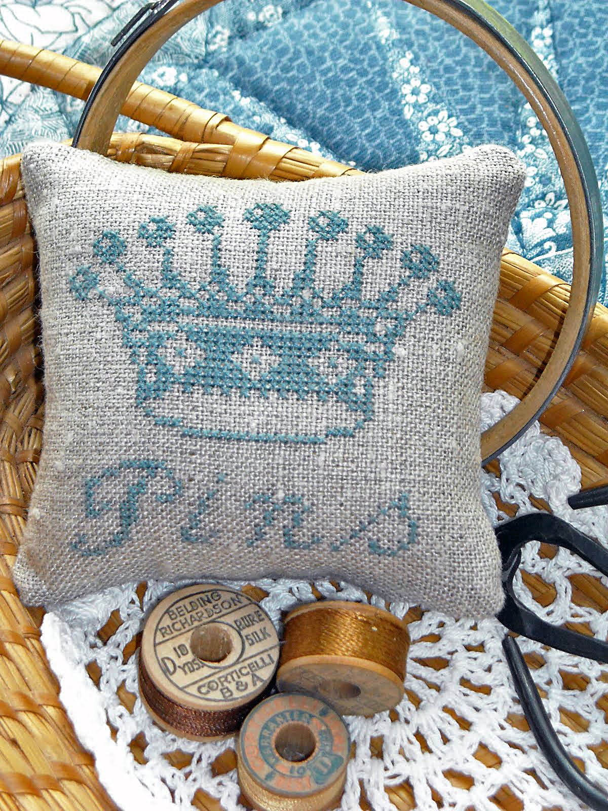 Stitchin' Sweet Sue: ~ RAK - QUEEN'S PIN PILLOW