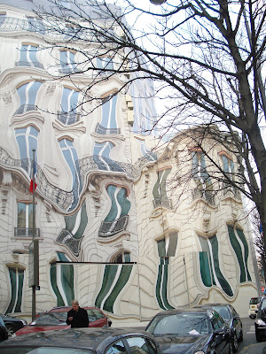 THIS IS PARIS !!: A Melting Building