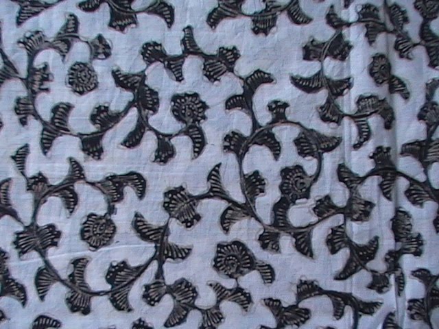 Batik Tulis Lasem: Bledakan Flora Hitam Kebiruan