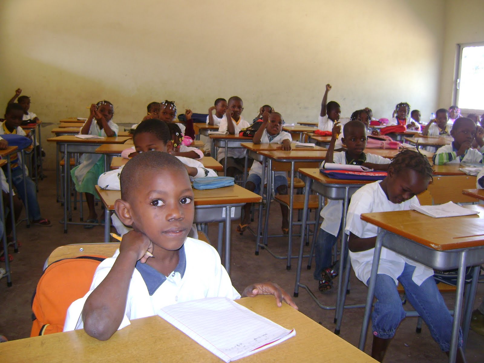 Um tempo em Angola e por outras partes do mundo...: Visita a uma Escola ...