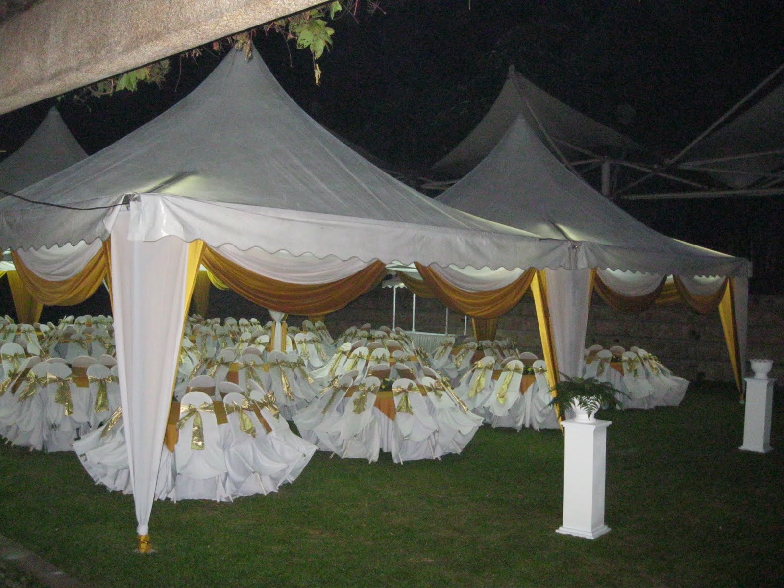 AzamiFaris Wedding: khemah arabian konsep putih n gold