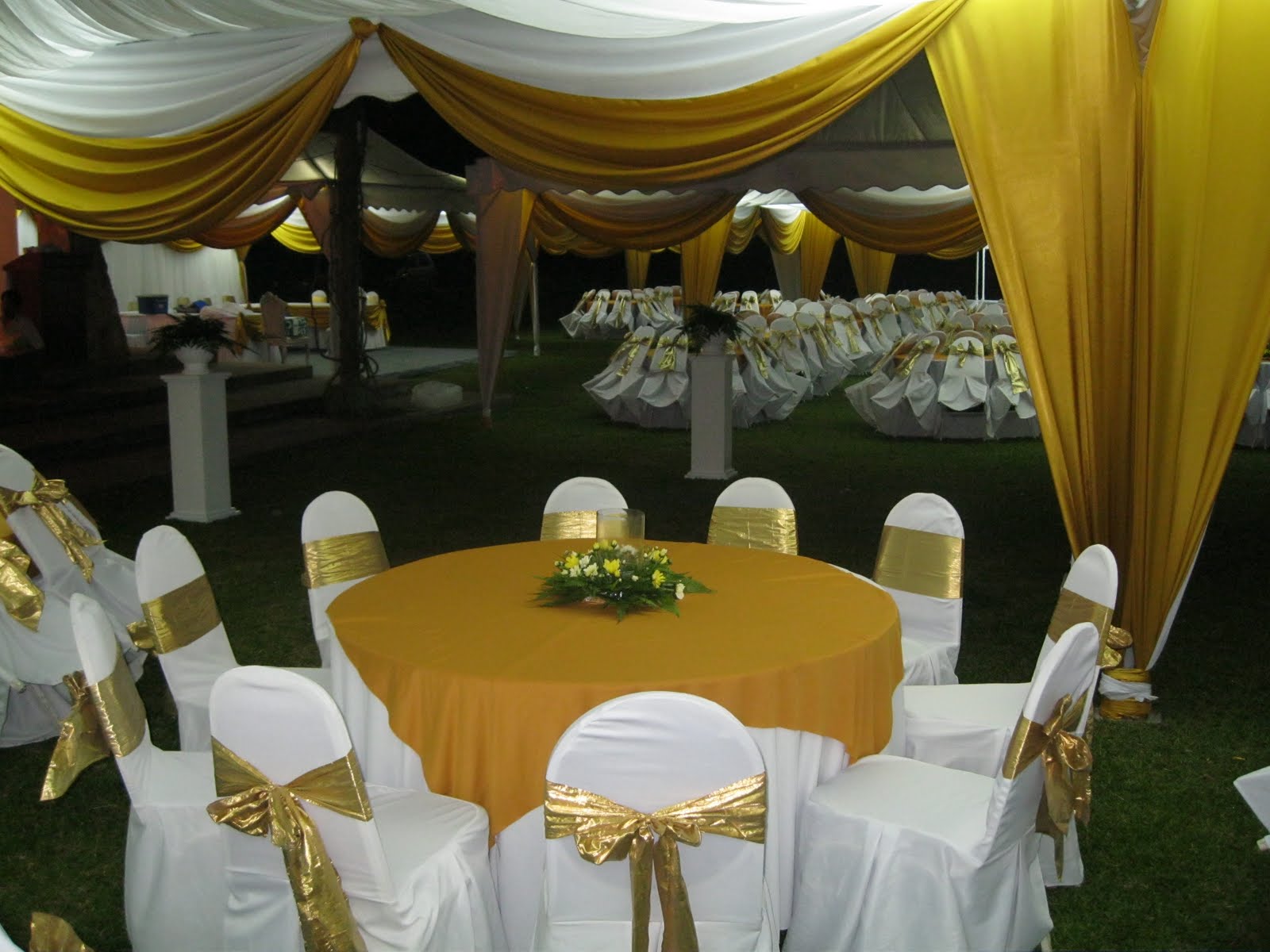 AzamiFaris Wedding: khemah arabian konsep putih n gold