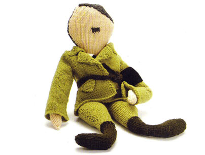 תגילי צמר ומסרגות: סוריאליסטי לחלוטין: בובת היטלר סרוגה - איפה עובר הגבול?