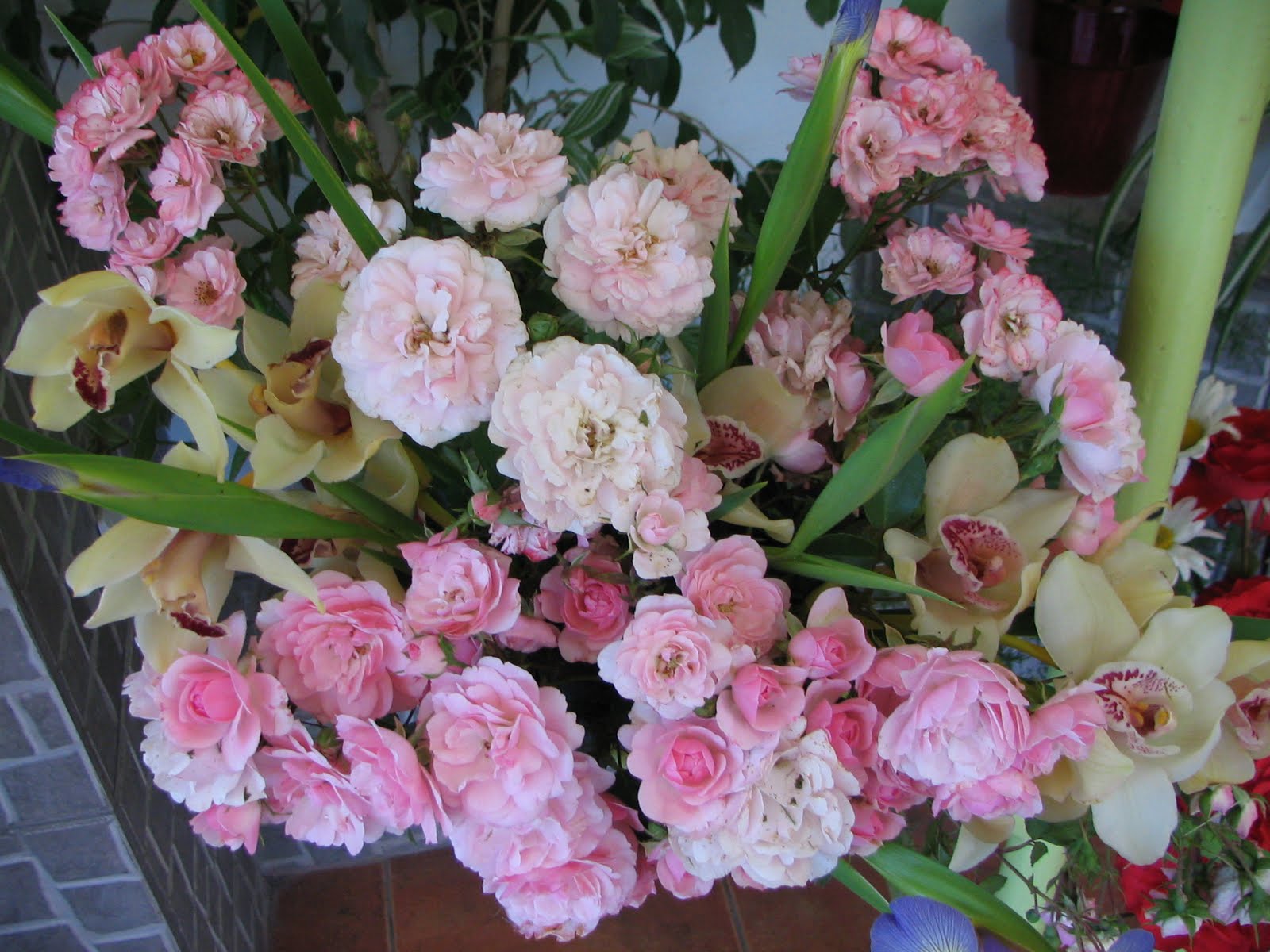 LA MULTI ANI, ROMANIA!: Buchete de flori