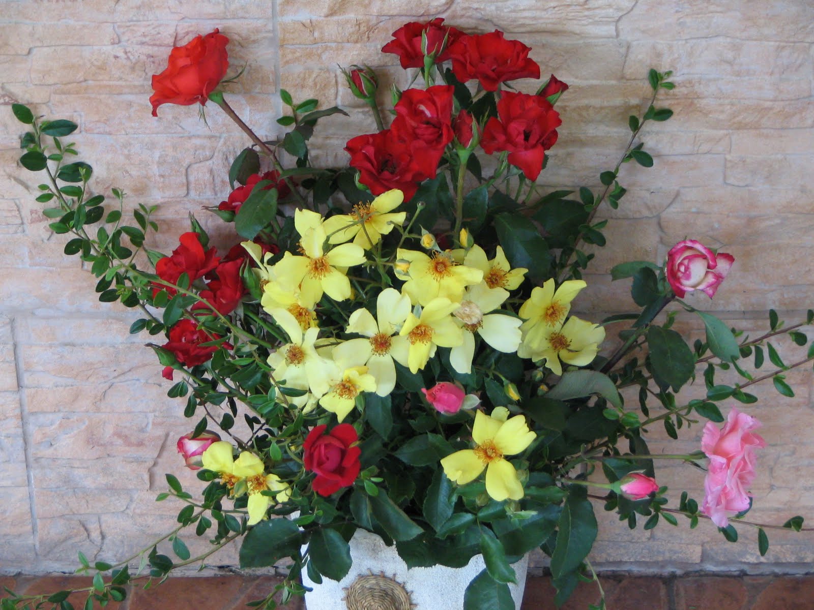 LA MULTI ANI, ROMANIA!: Buchete de flori