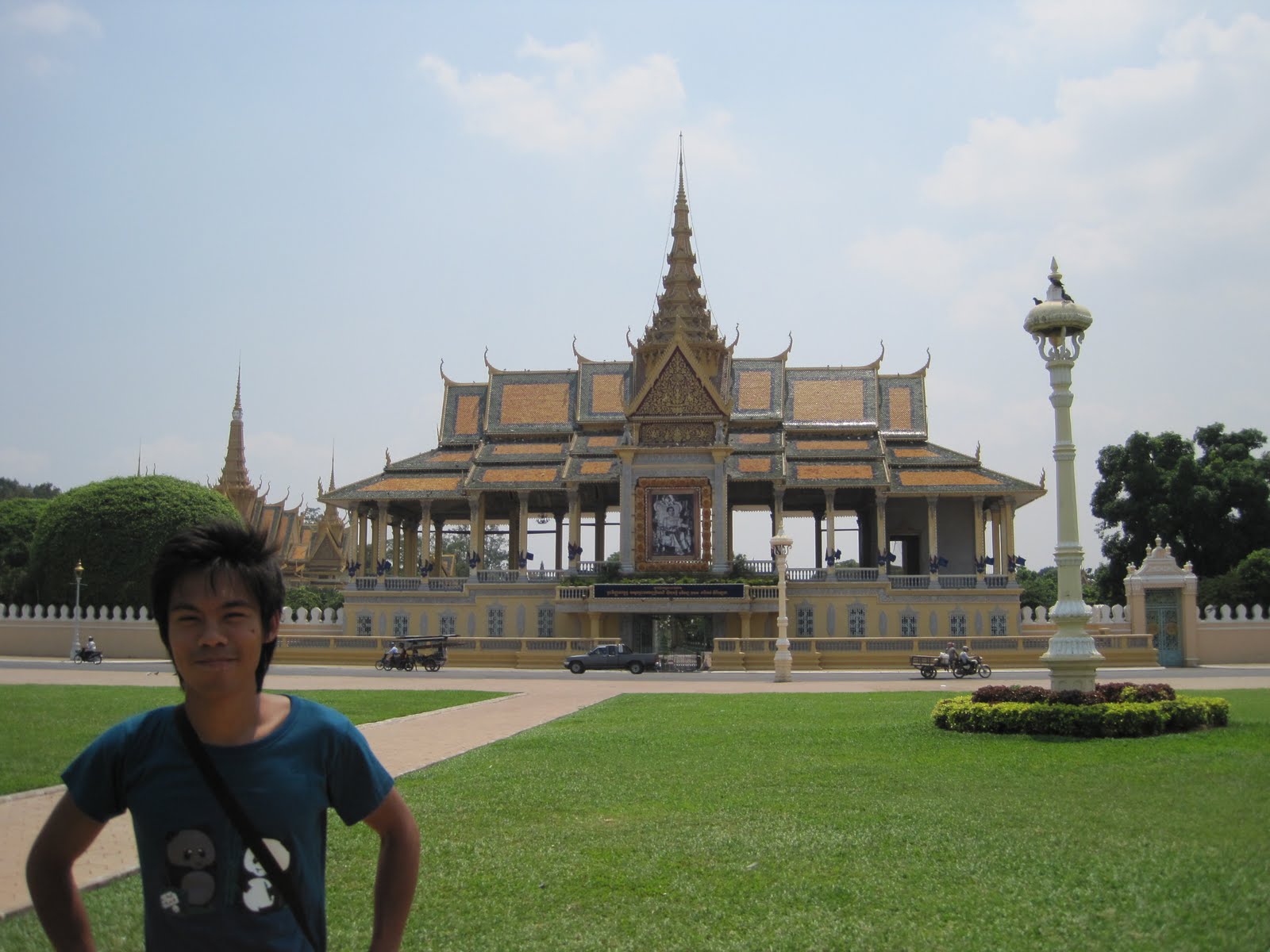Em & Tola's Travel Blog: Day 89 - Phnom Phen - City of Contrasts
