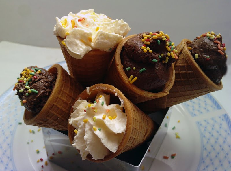 CHE QUE BO: CUCURUCHOS RELLENOS DE MOUSSE DE CHOCOLATE Y DE NATA