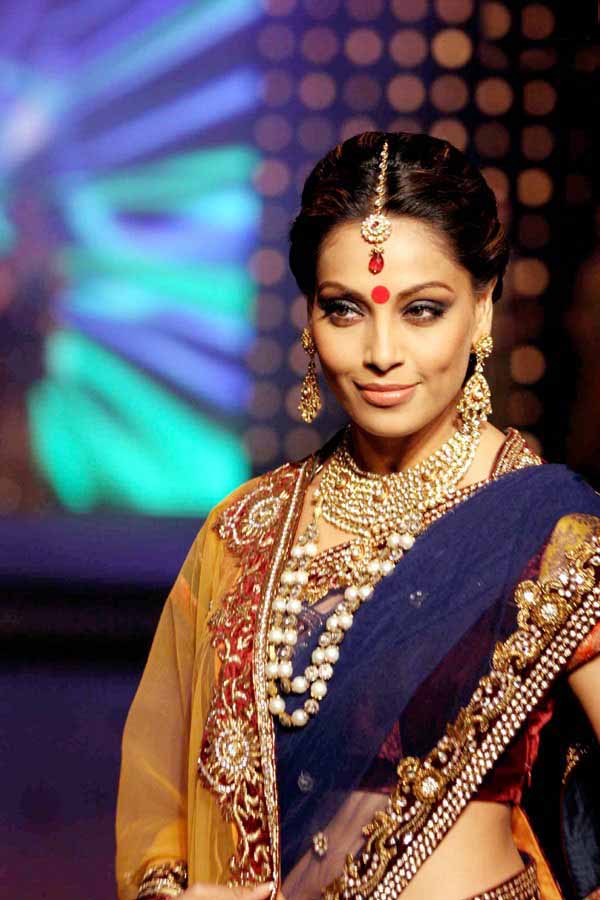 Bipasha Basu in Traditional Look Ramp walk Photo Set | Phototadka
