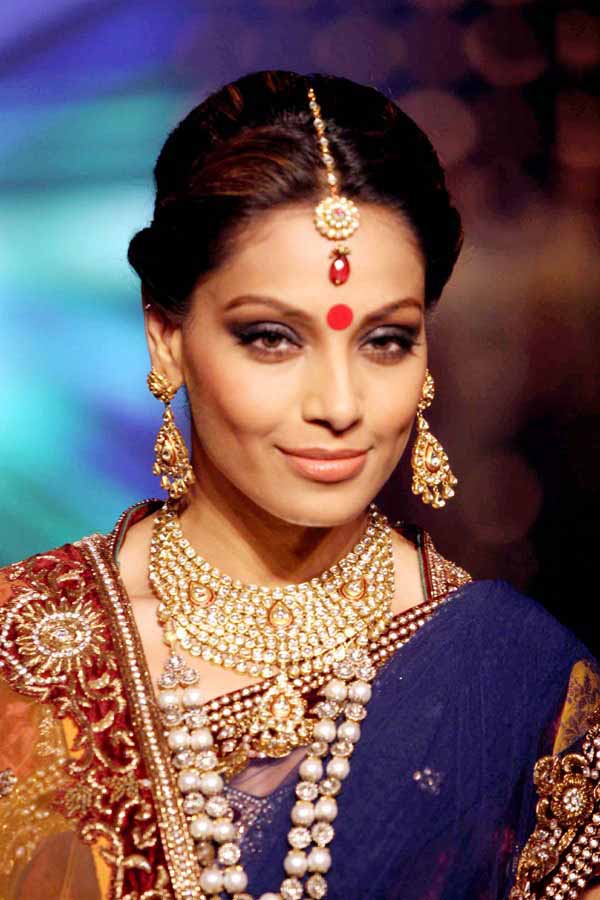 Bipasha Basu in Traditional Look Ramp walk Photo Set | Phototadka