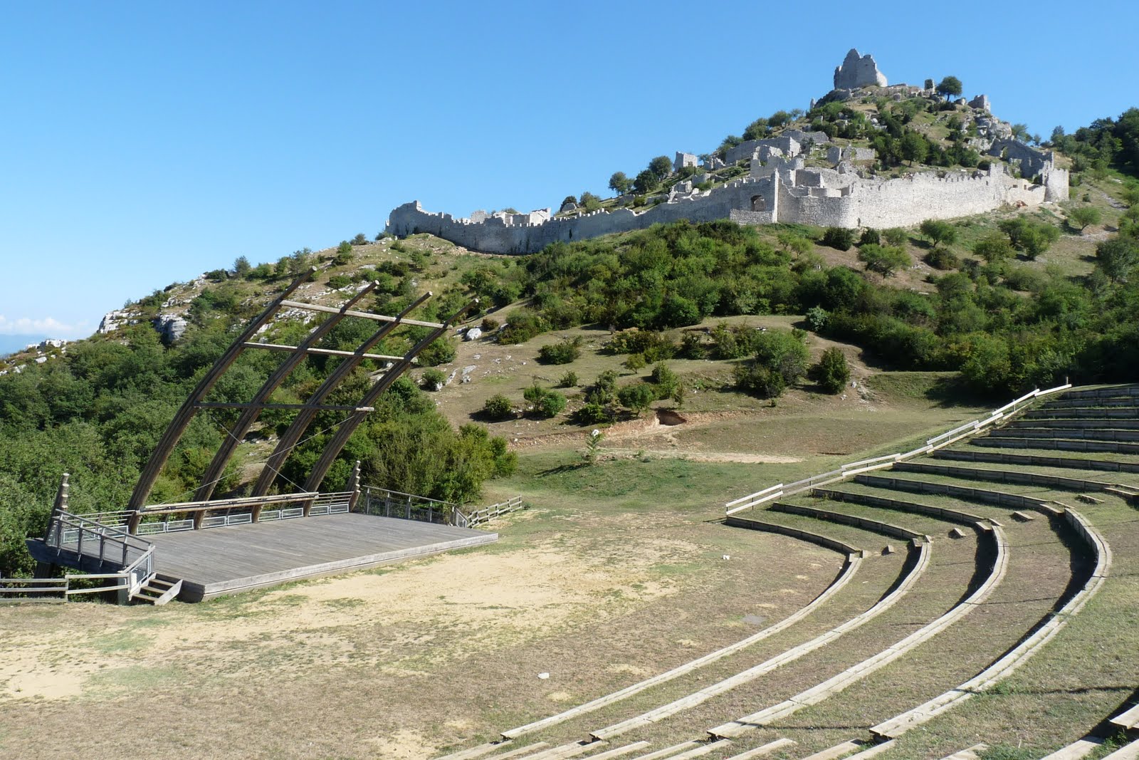 Vivre l'international: Voyage à travers le château de Crussol - Ardèche