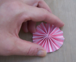Dream, Create, Inspire: Tutorial - Pleated Paper Rosettes