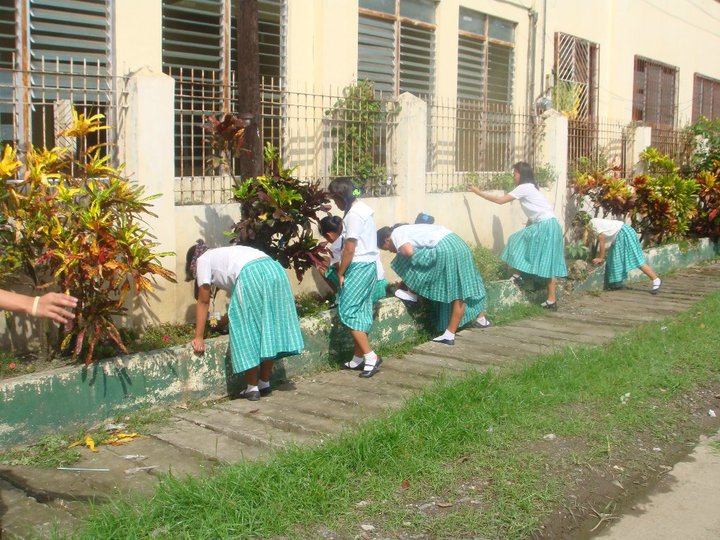Puntod National High School: Fourth Year Earth Students Cleaning The ...