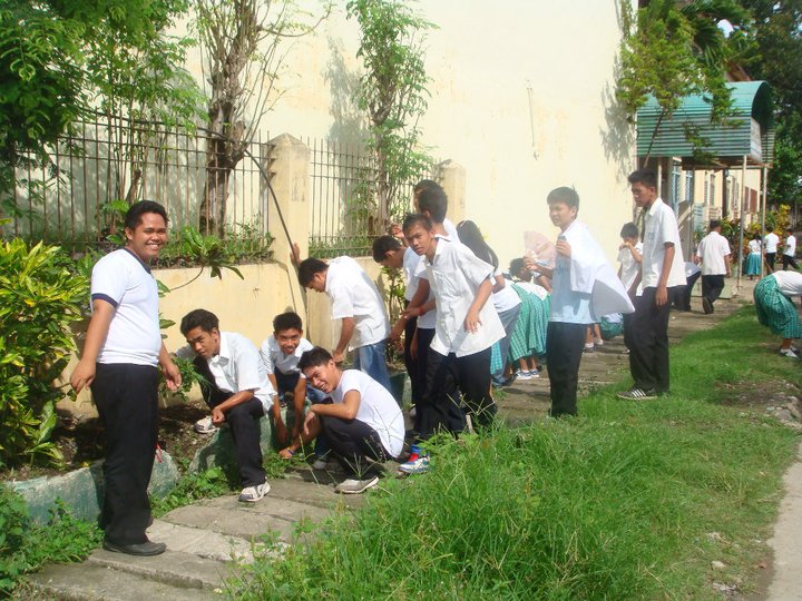 Puntod National High School: Fourth Year Earth Students Cleaning The ...