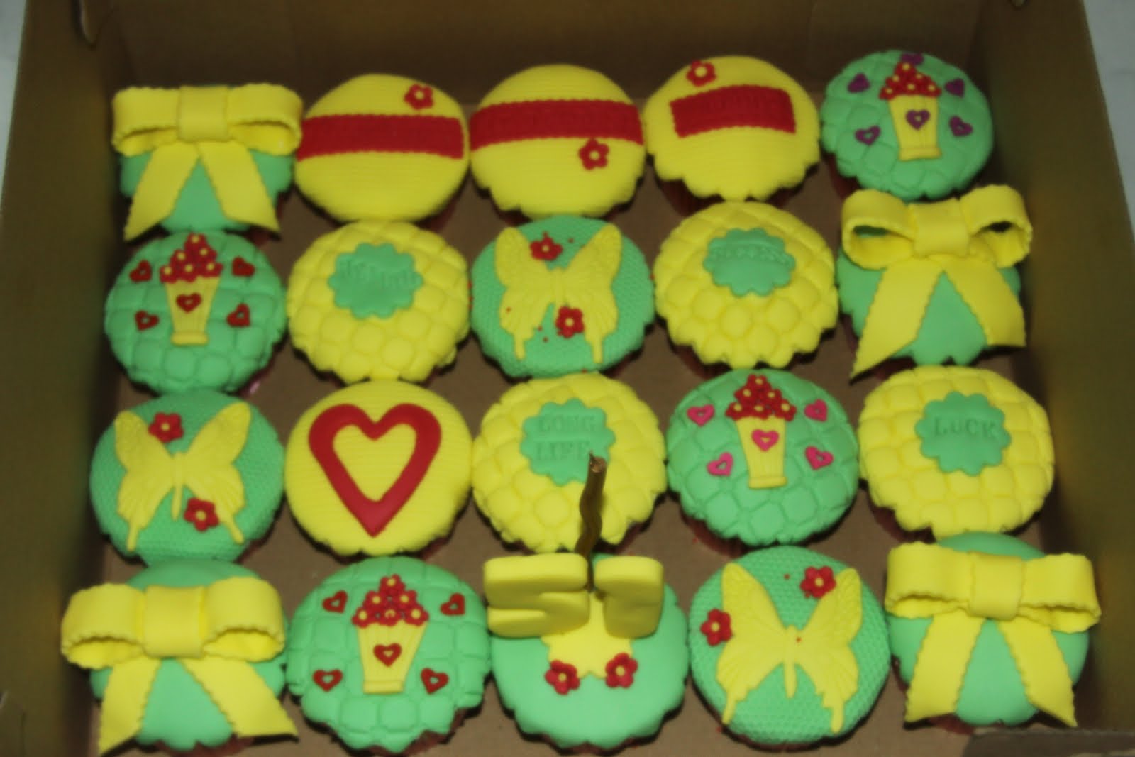 C@C Cake: Green n yellow cupcakes