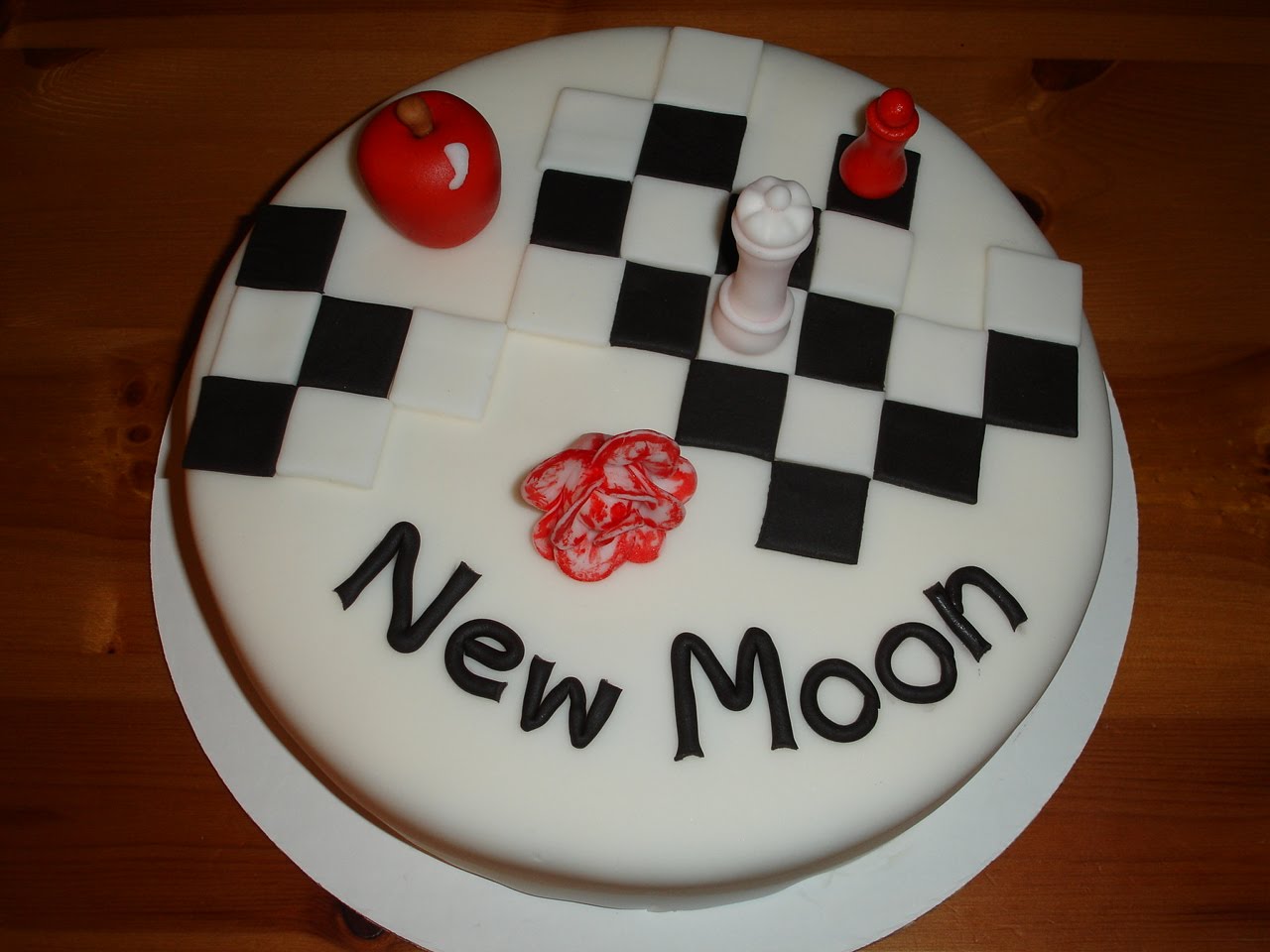 YUM! Cakes by Beth: New Moon Cake