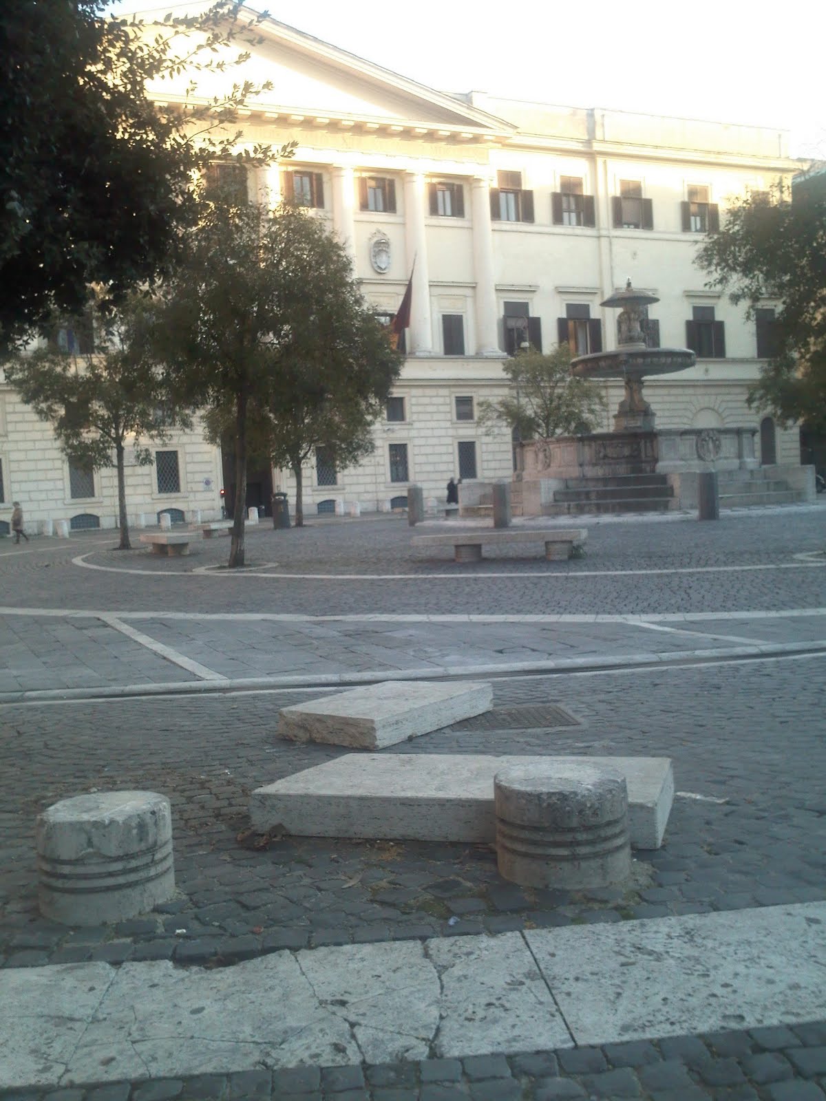 ROMA FA SCHIFO: Piazza Mastai è abbandonata