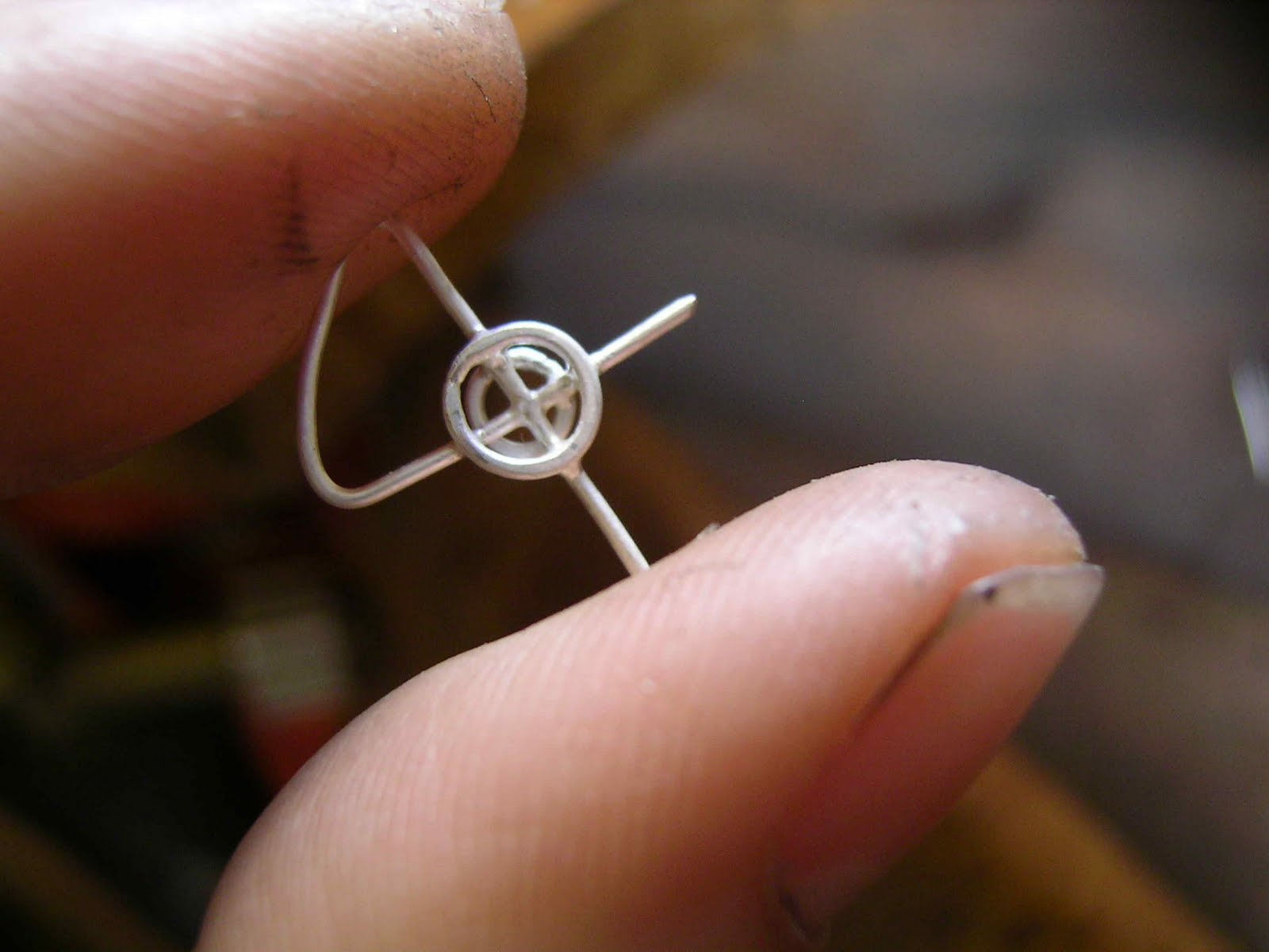 etsy metal: How to make a simple wire claw / prong setting.