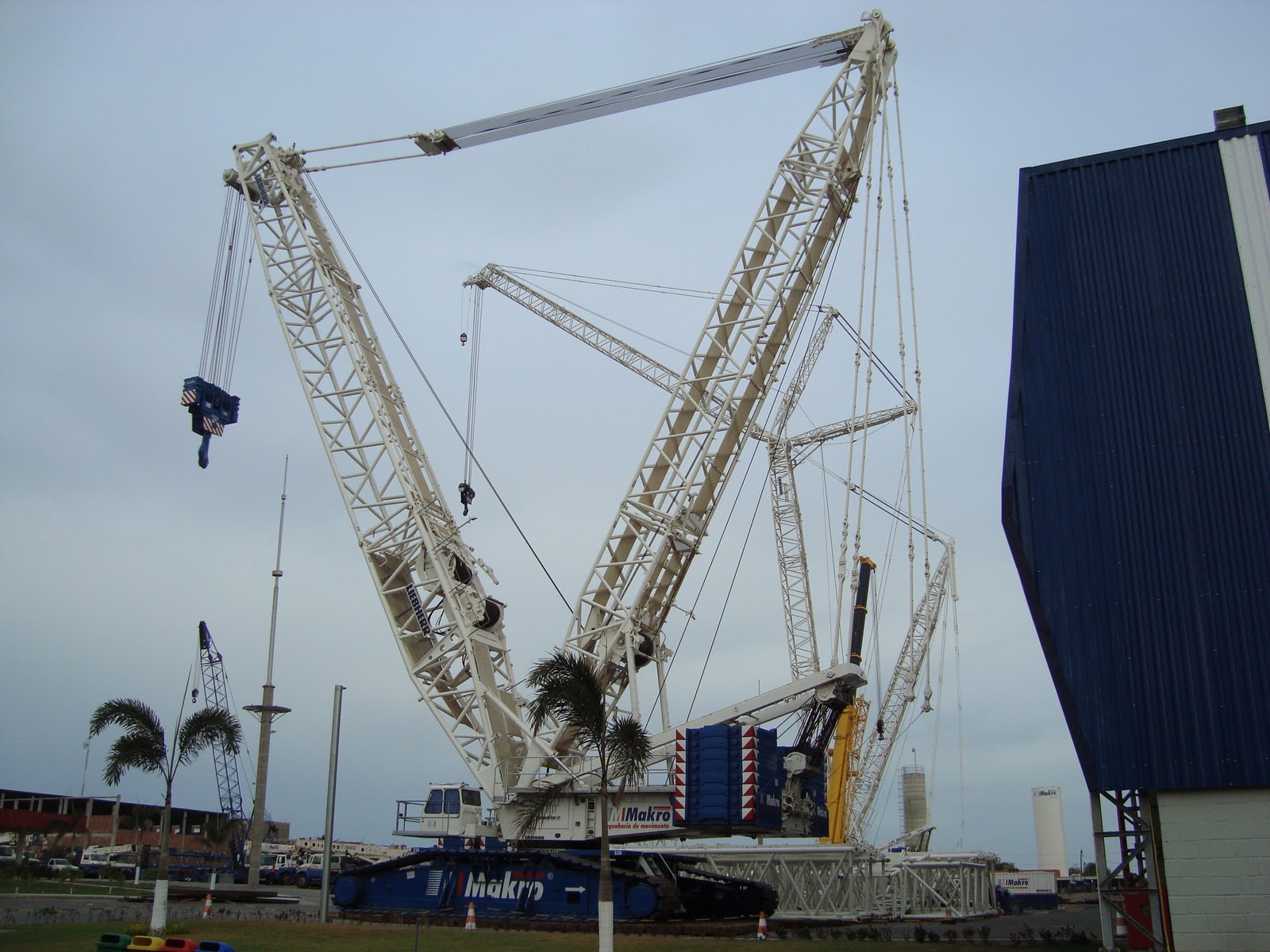 Guindastes Telescópicos: GUINDASTES SOBRE ESTEIRAS AUMENTAM A ...