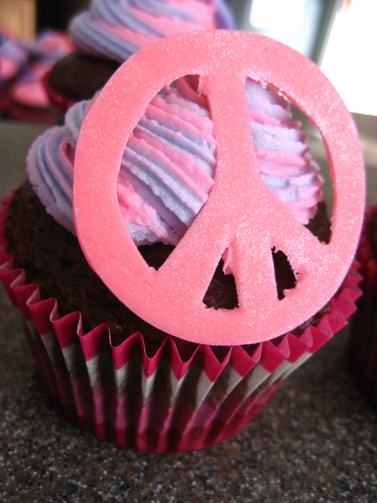 AliCakes: Pink and Purple Peace Cupcakes