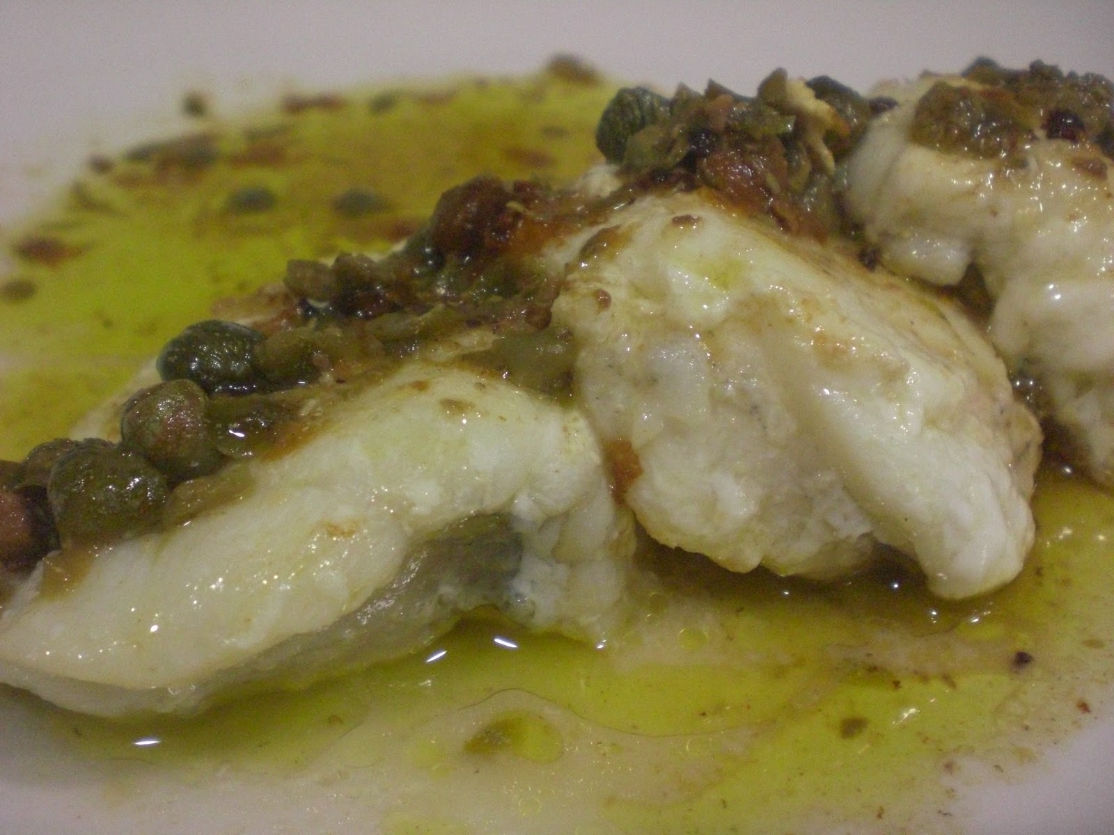 Rape con salsa de alcaparras - Fotografía Gastronómica y ...