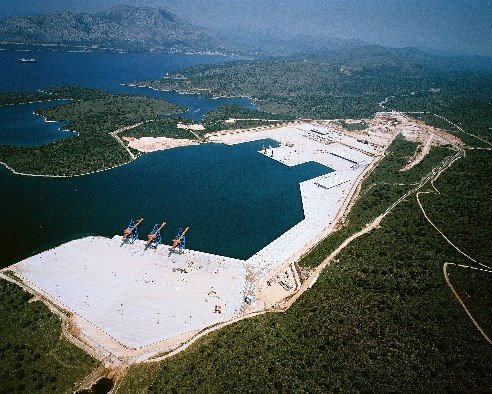 O αδερφός του Γιώργου Αλογοσκούφη εμπορικός διευθυντής στο λιμάνι του ...