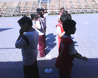 UCINF - PRACTICA II: ``niños del taller jugando al cachipun gigante``