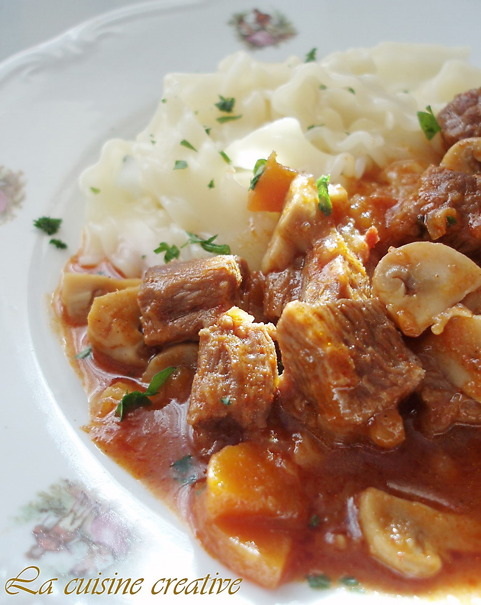 La cuisine creative: Fini juneci gulas sa pecurkama