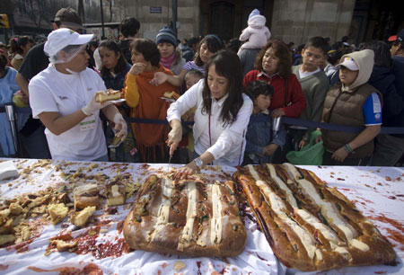 Amaze Pics & Vids: World’s Biggest Sweet-Bread, Mexico Sets World Record...