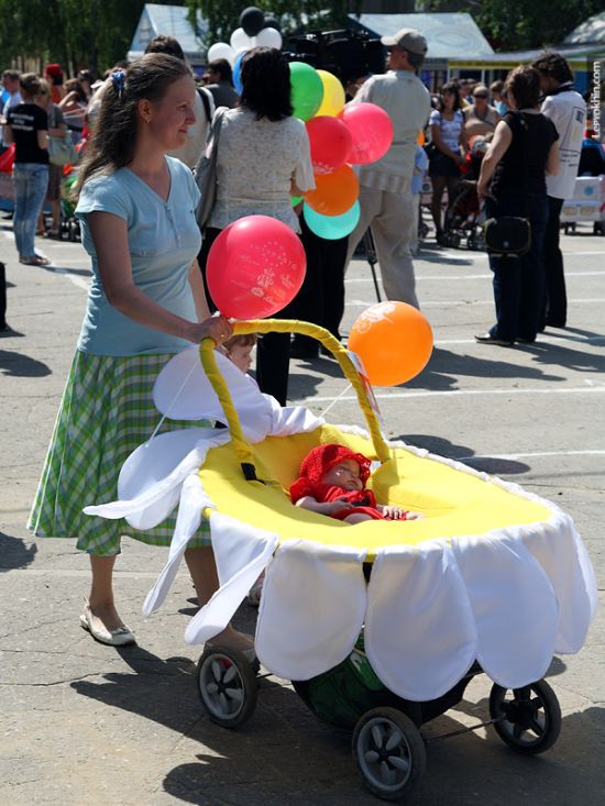 Funny Free Pics: Custom Strollers Parade In Russia
