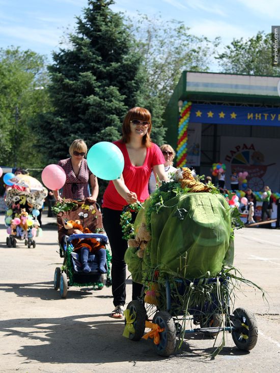 Funny Free Pics: Custom Strollers Parade In Russia