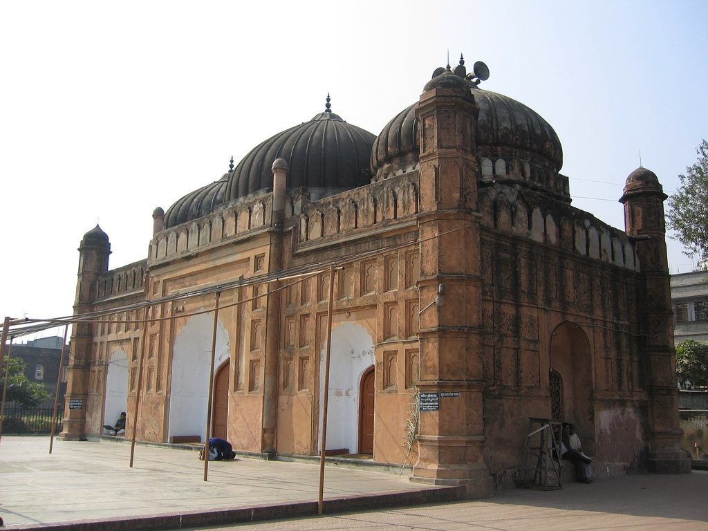 Bangladeshi Muslim: Shahi Mosque in dakha bangladesh