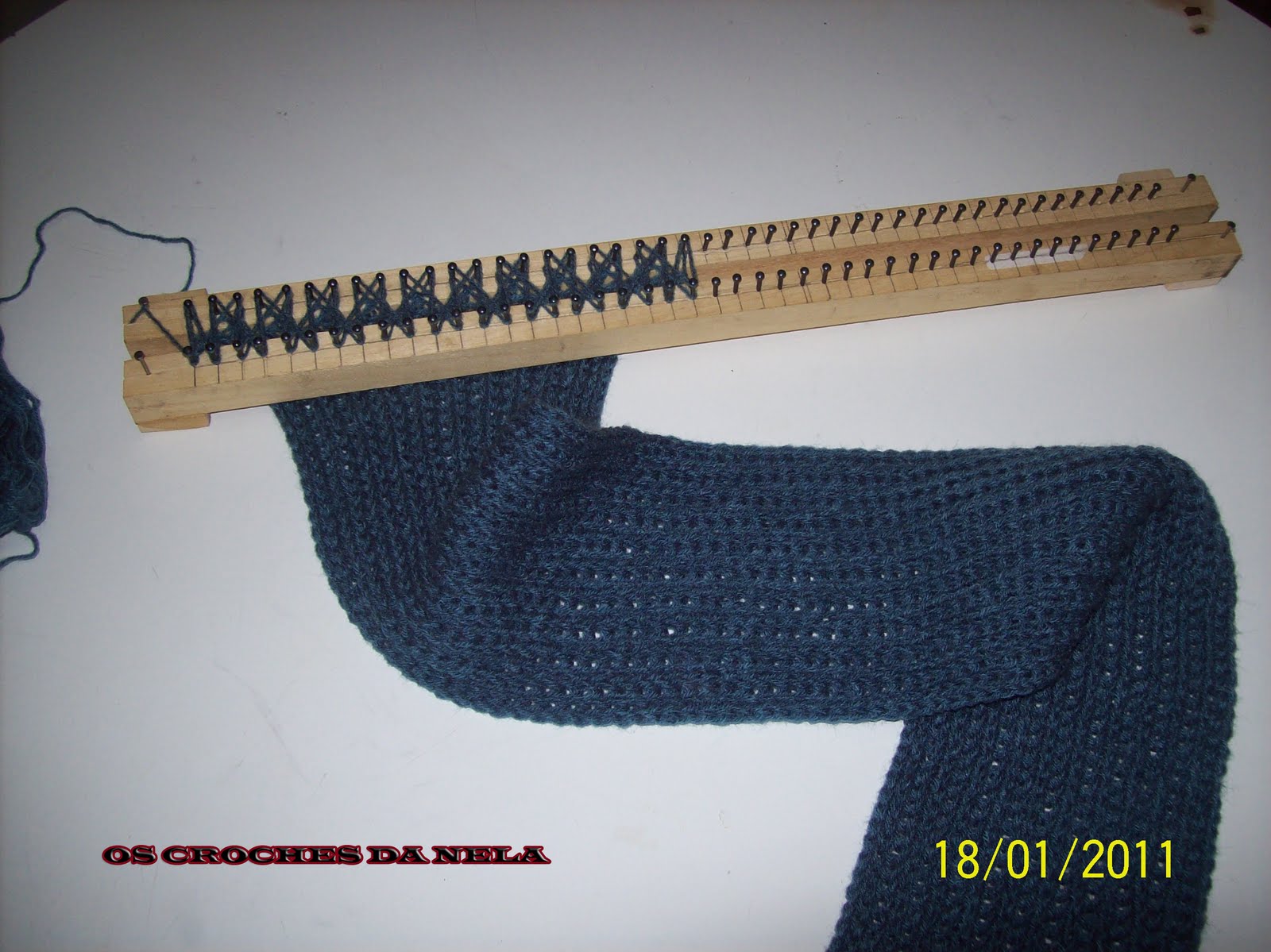 os croches da Nela: De volta ao blog...Cachecol de tear de pregos