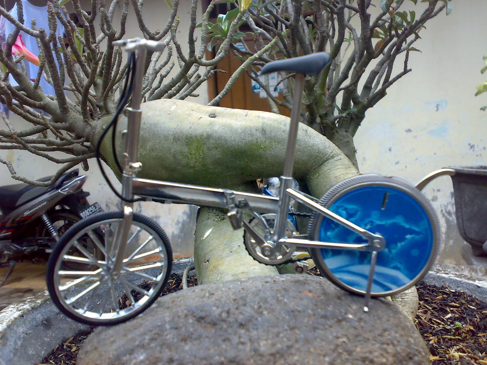 Parkir Sepeda Online: Miniatur Sepeda Lipat