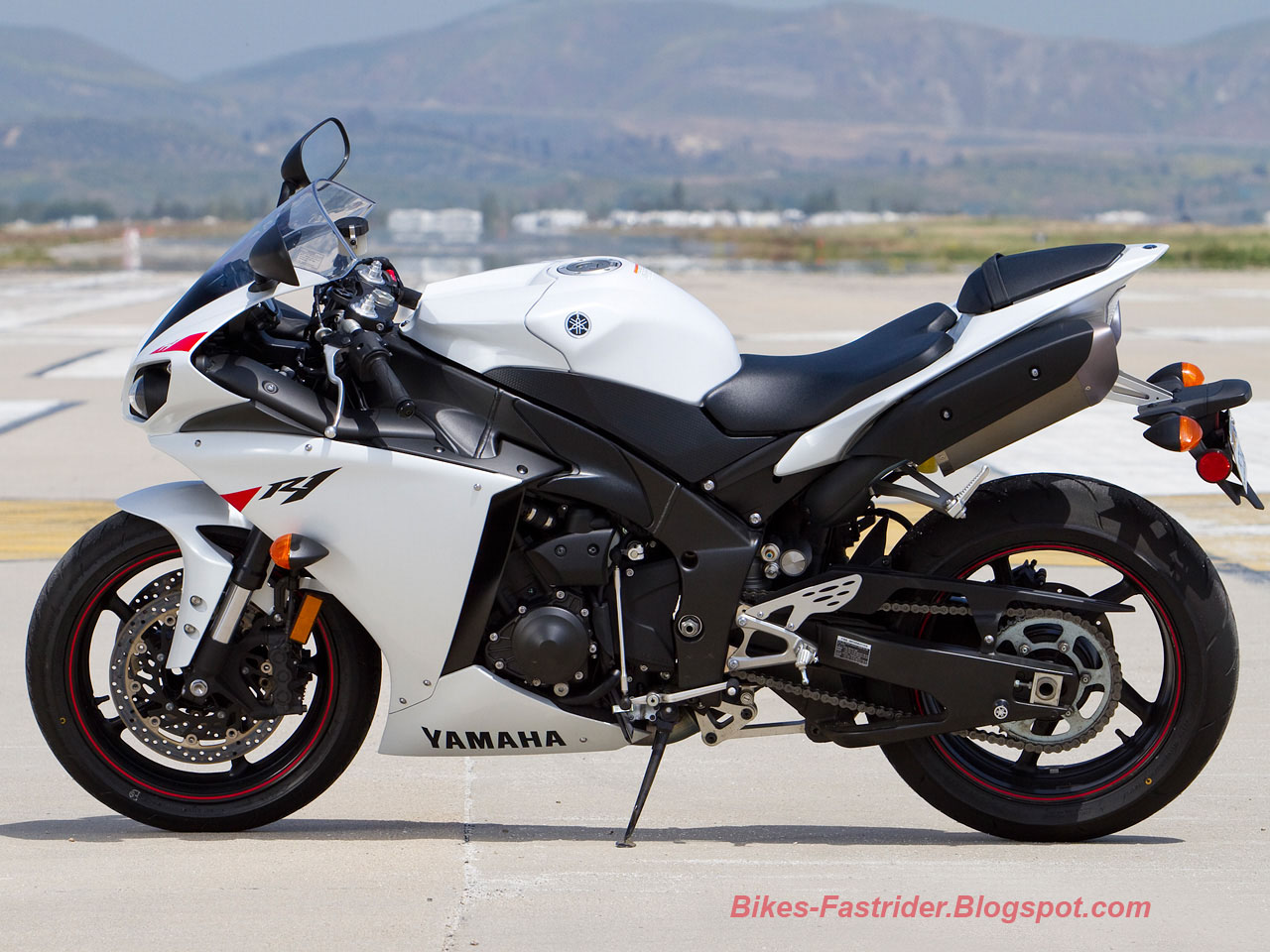 Extreme Machines.: YAMAHA R1:2010 review.