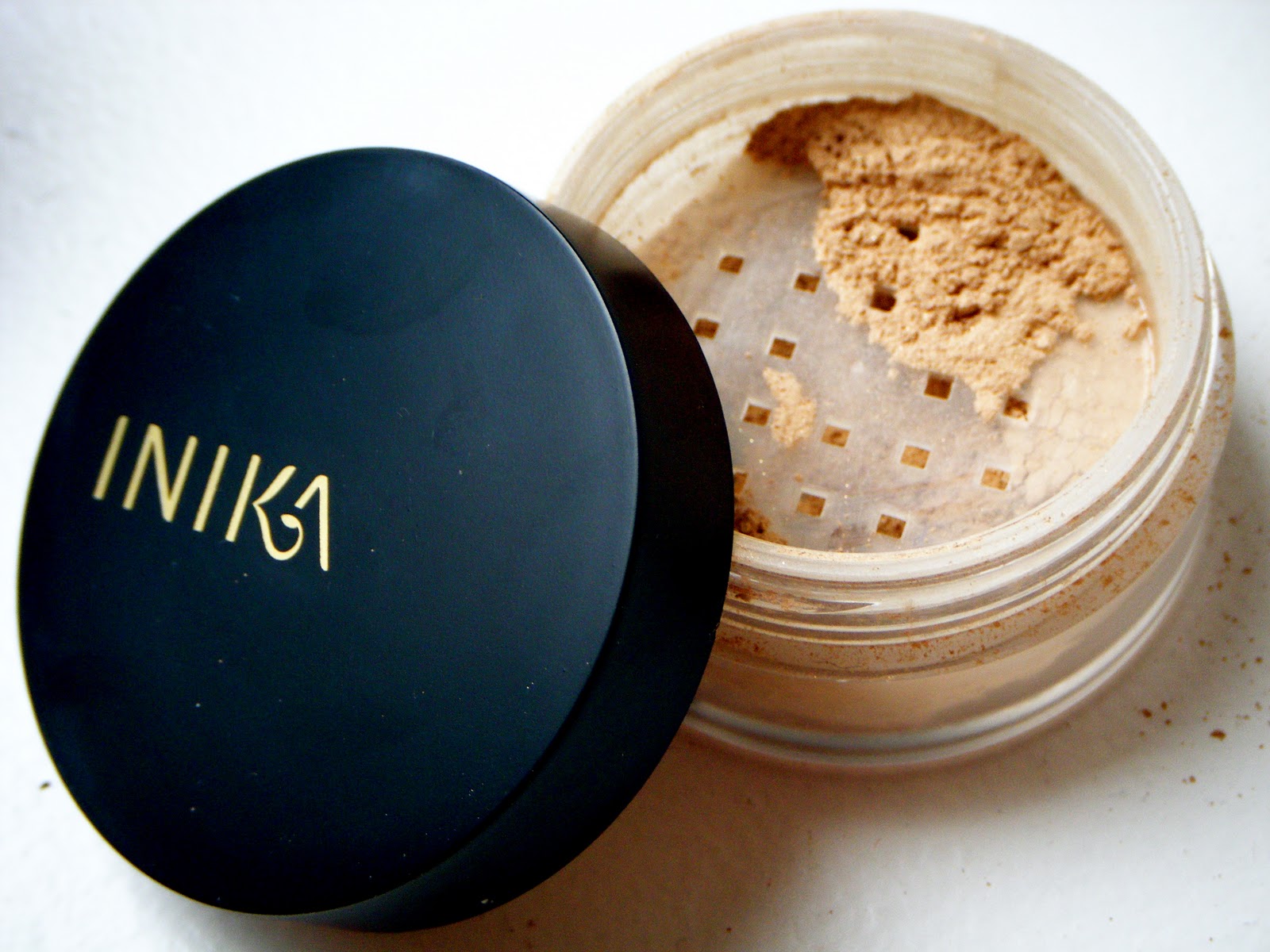 My Makeup Box: Review: Inika Mineral Foundation Powder