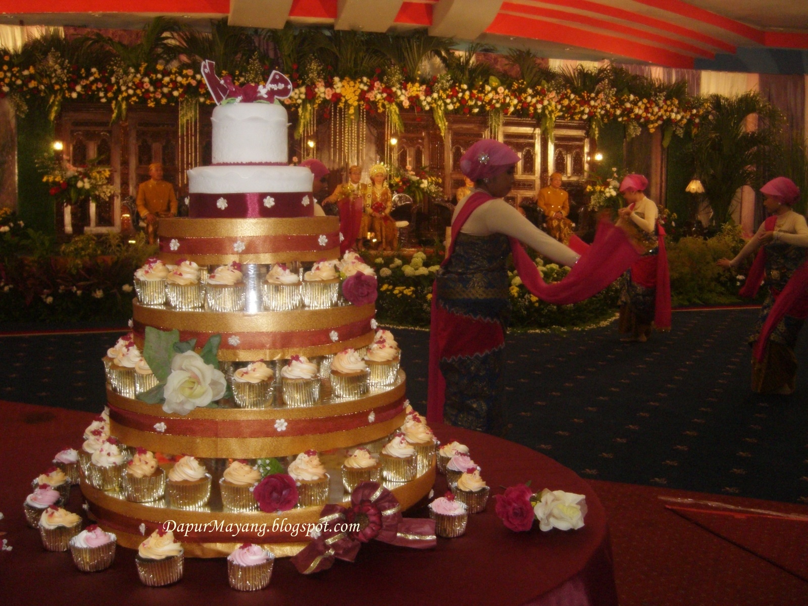 Order Kue Online Adiel Cakes by Dapur Mayang: Gold Maroon wedding cake ...