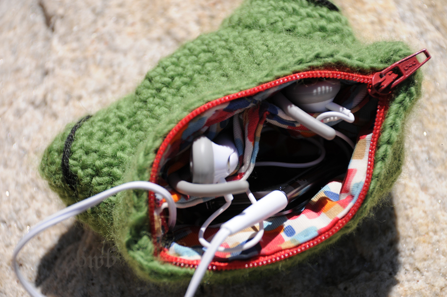 Handmade Addiction: Crocheted Frog ipod Case
