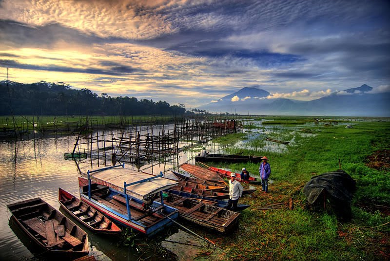 Indonesia Travel Photography: FISHERMAN OF RAWA PENING
