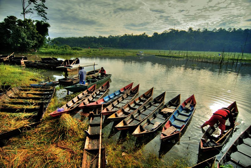 Indonesia Travel Photography: FISHERMAN OF RAWA PENING